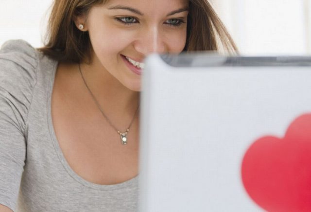 How to Start a Chat With a Woman Online - Atlanta Celebrity News